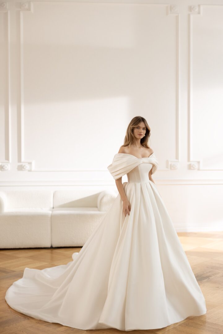Low back wedding dress «Diva» with pockets | WONA LA