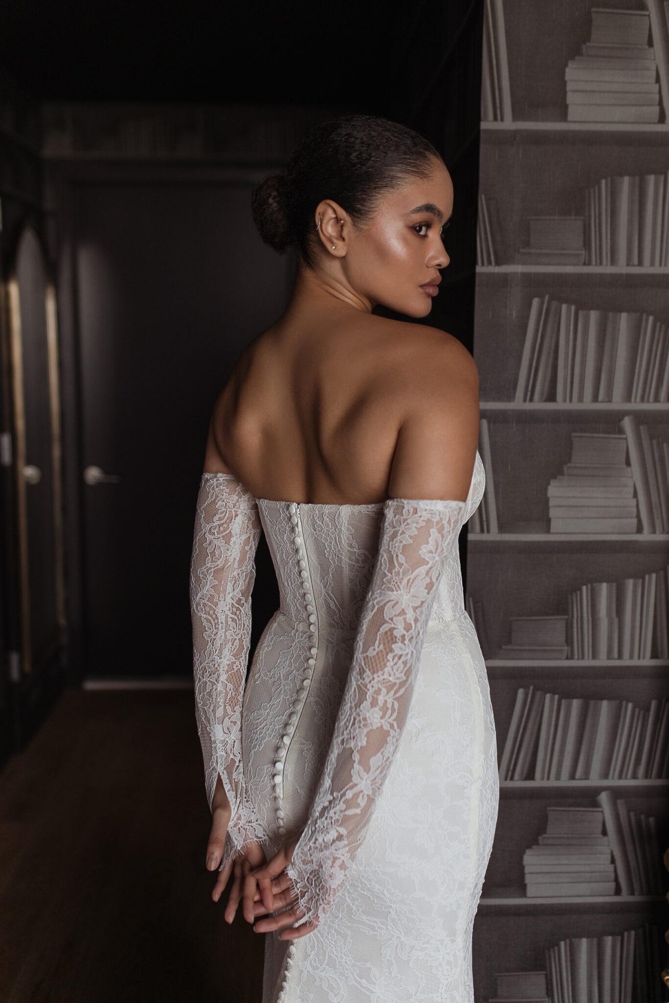 Buttons wedding dress «Sylvia» with detachable sleeves | WONA LA