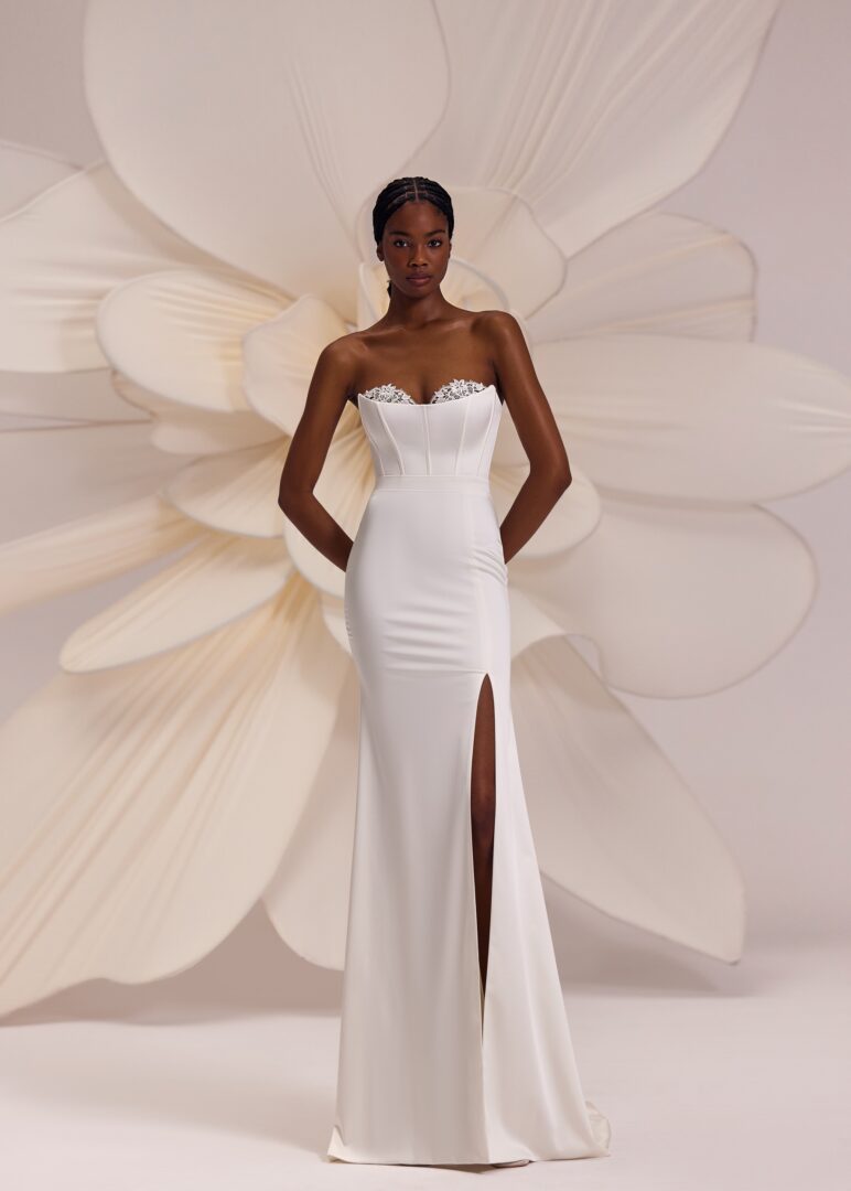 Lacing wedding dress «Calgary» with slit | WONA LA