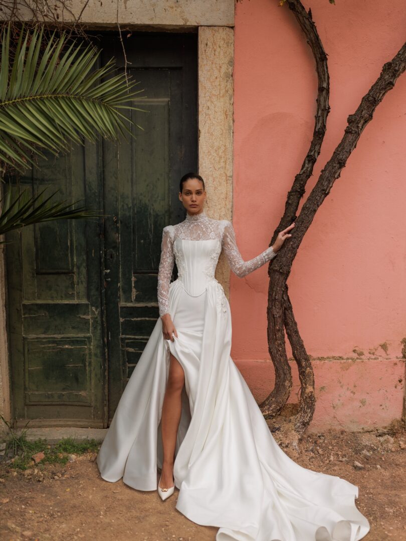 Closed wedding dress «Bijou» with shoulder pads | WONA LA